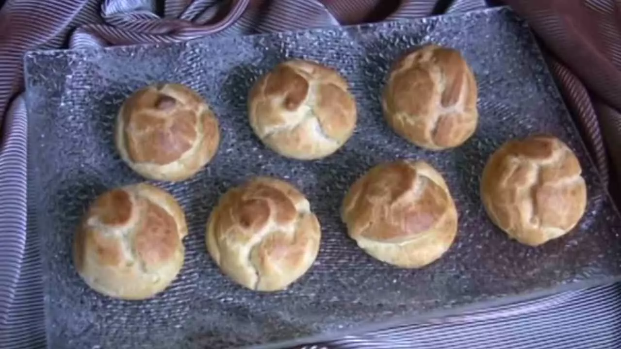 Cream puff pastry, lub hauv paus rau qhov ncauj-watering khoom qab zib 23497_1