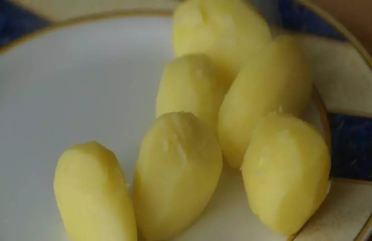 Jak obrać gorące ziemniaki bez poparzenia palców 23506_2