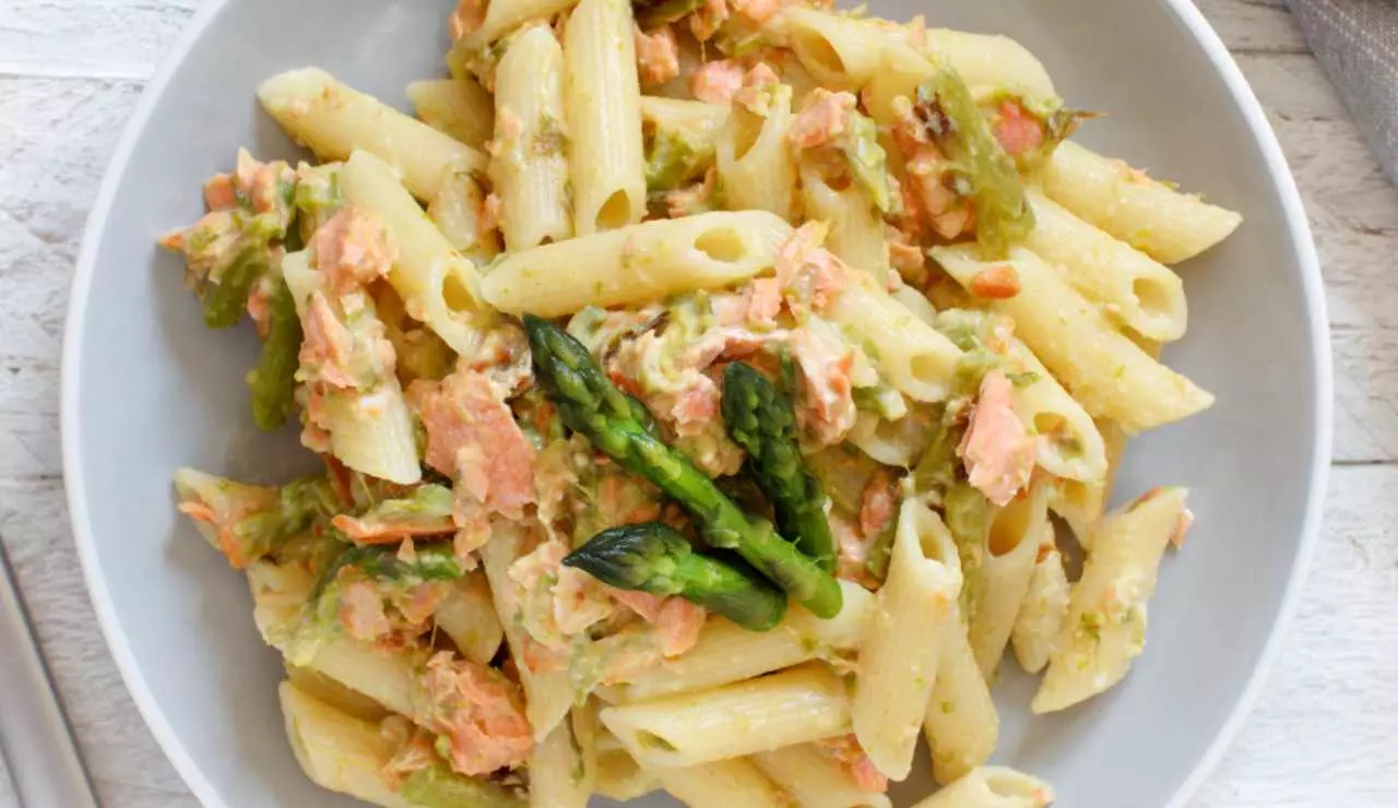 Penne dengan asparagus dan salmon segar | Hidangan musim bunga yang sangat mudah 23563_1