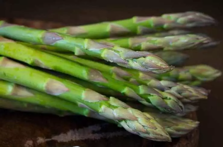 Penne na may asparagus at sariwang salmon | Napakadaling ulam sa tagsibol 23563_2