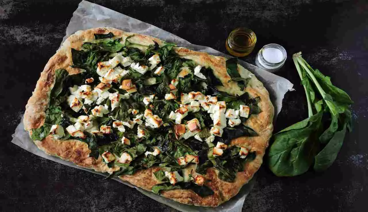 Focaccia pizza miaraka amin'ny spinach sy feta