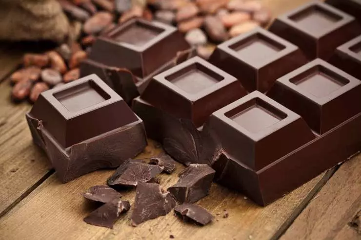 Un we şekersiz şokolad krepkalary, bary-ýogy 70 kaloriýa 23572_2