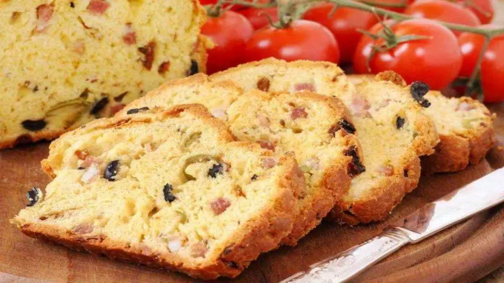 ਟਮਾਟਰ ਅਤੇ ਬੇਕਨ plumcake