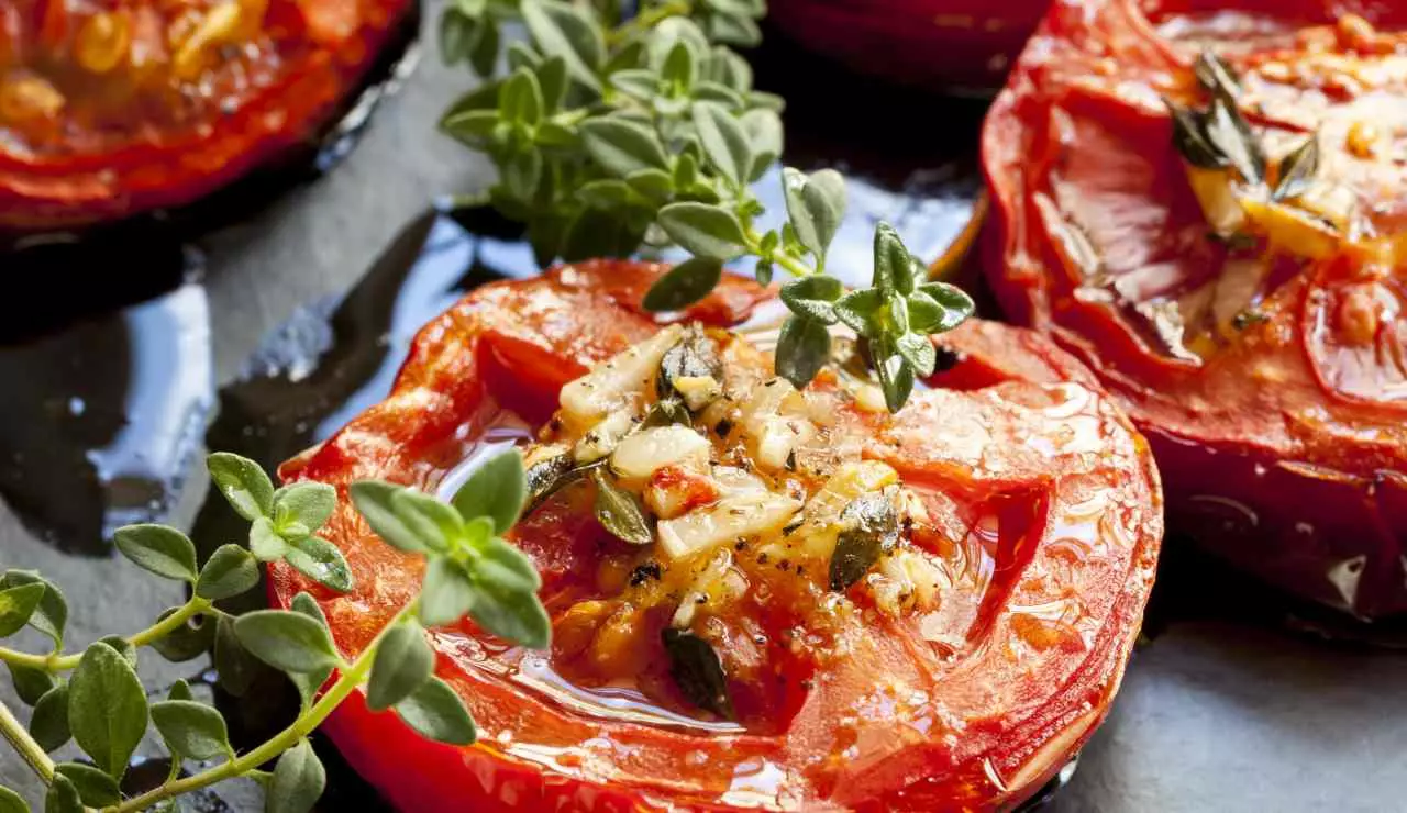 Alessandra Spisni tərəfindən yay albalı pomidorları | Asan və dadlı garnitür 23587_1