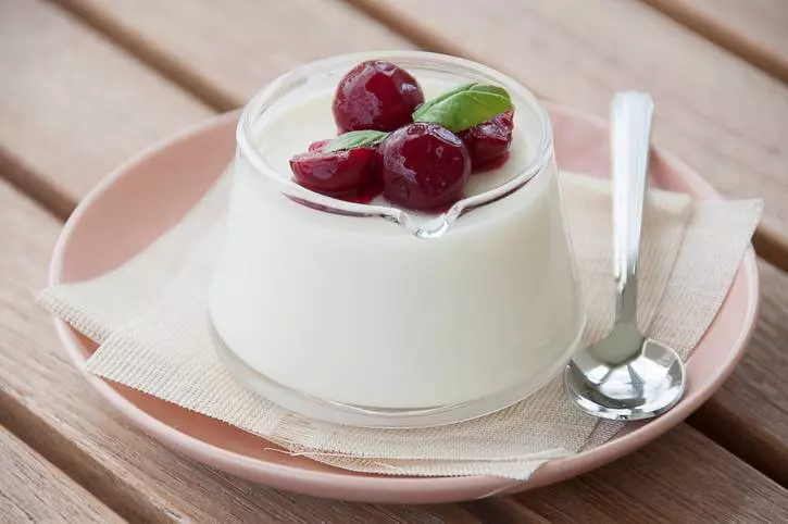 Almond milk panna cotta with cherries. The recipes of ricettasprint