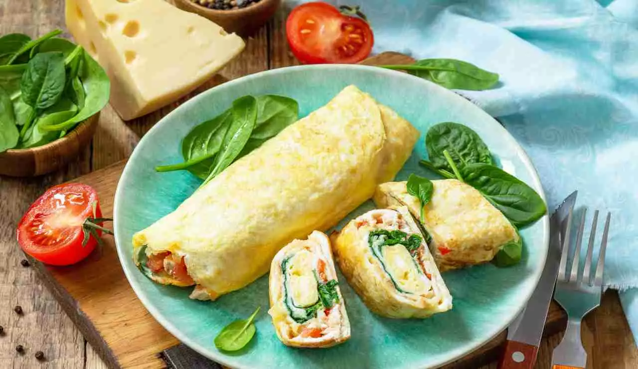 Omelette រមៀលជាមួយប៉េងប៉ោះ basil emmental និង ricotta