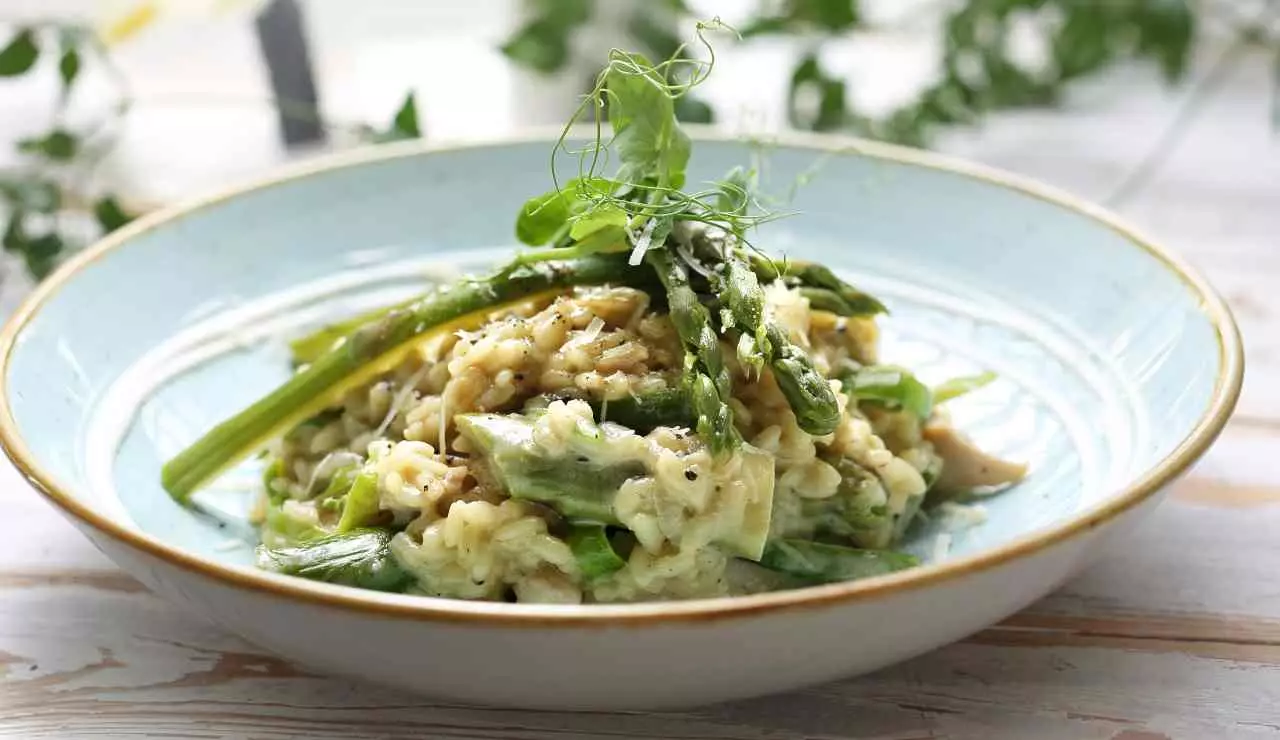 Vegetarisk risotto med spinat og asparges