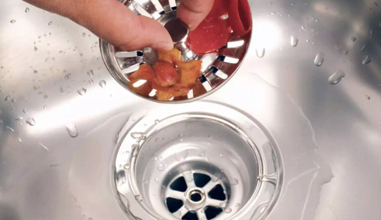 Очистка стока кухонной раковины | Как продезинфицировать трубы за 10 минут 23719_1
