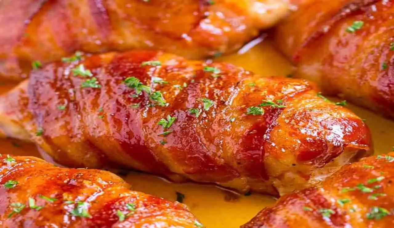 Kyllingeruller med bacon og honning zucchini