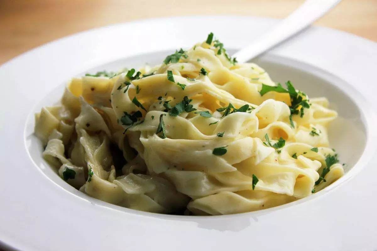 Pasta le mint agus pecorino: an chéad chúrsa simplí agus blasta