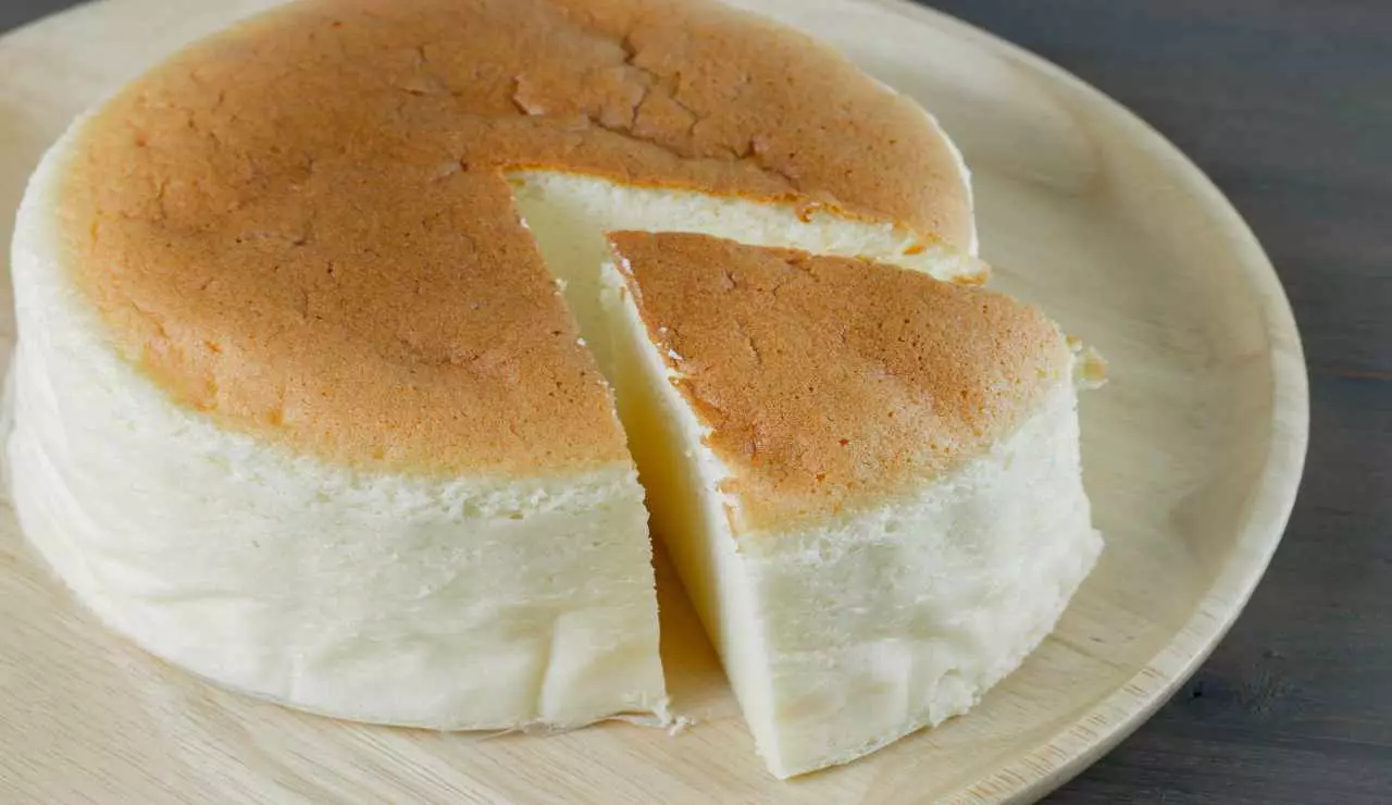 Japanischer Kuchen mit weißer Schokolade und Vanille