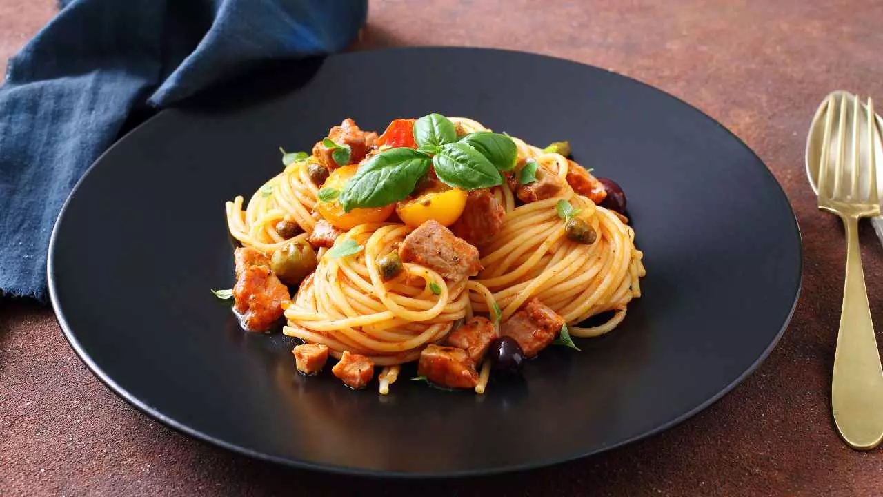 Pasta amb tomàquet, tonyina i olives