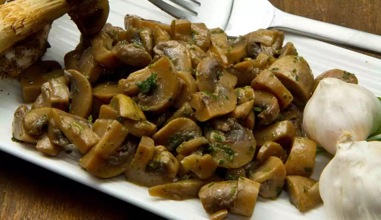 Sautéed mushrooms in white wine | Easy and delicious side dish 23884_1