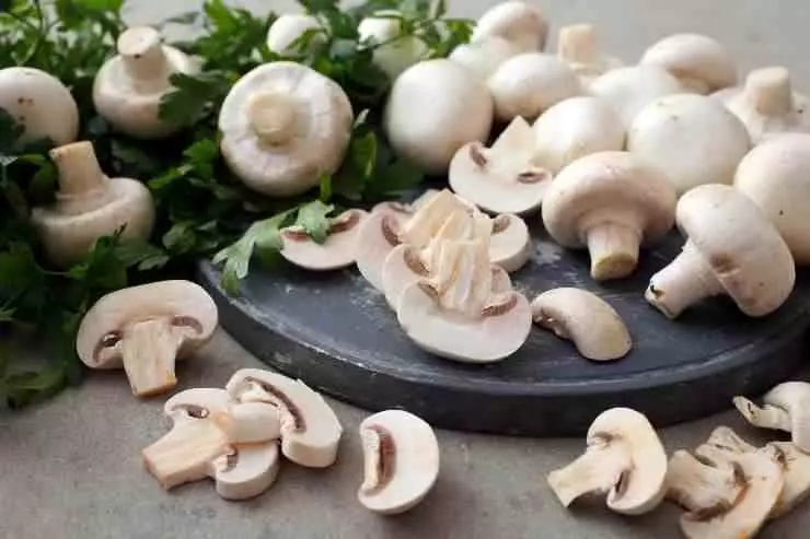 Mga ginisang mushroom sa white wine | Madali at masarap na side dish 23884_2