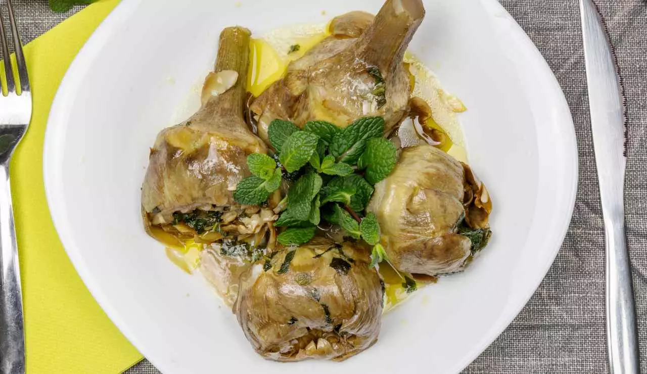 Artichokes alla Romana eyi ni bii o ṣe le ṣe wọn si pipe, pẹlu ẹtan atijọ ti iwọ ko mọ dajudaju 23892_1