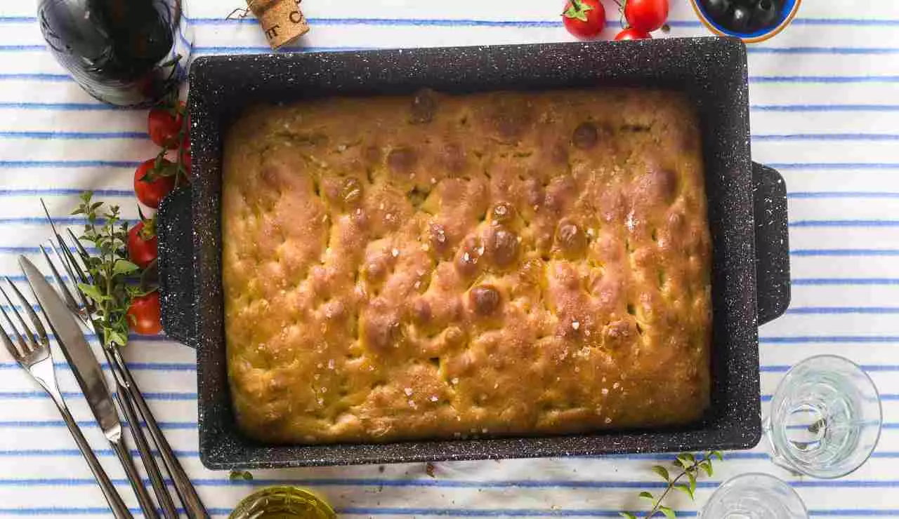 Slim focaccia gevul in 10 minute sonder gis en moeiteloos