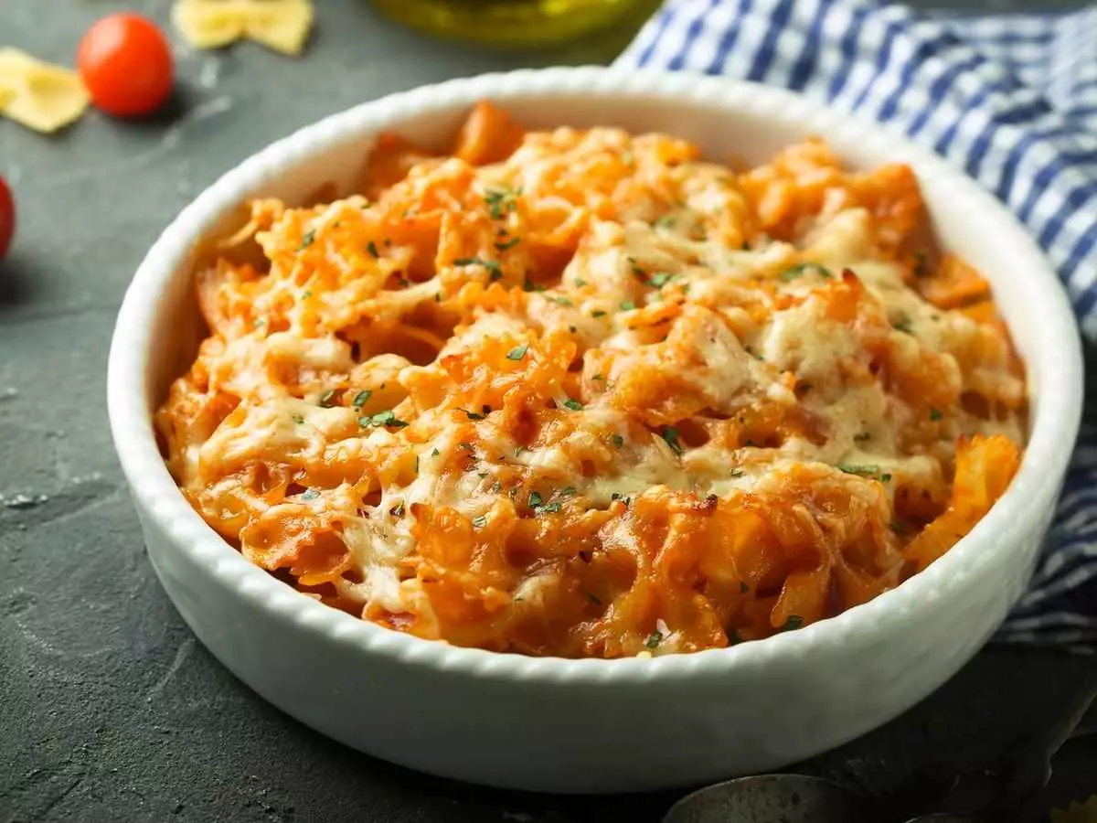 Gebakte pasta met ricotta en tamatie: 'n vleislose pastei