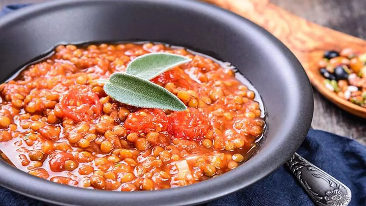 Lentellas cocidas con pasta de tomate