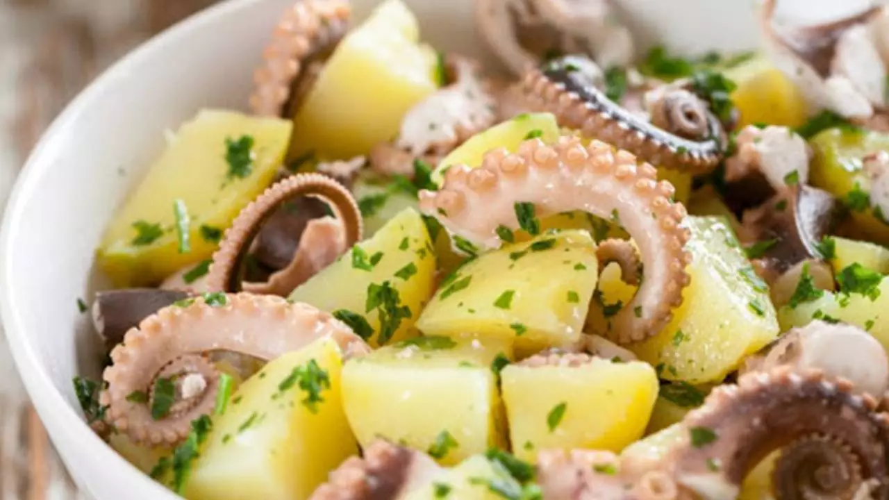 Октопод с босилек и картофи
