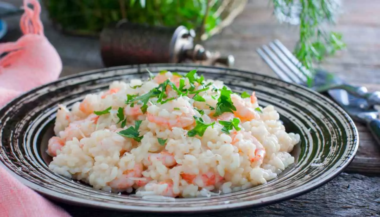 Krēmīgs risotto ar baltvīnu un garnelēm | Garšīgs un garšīgs labums