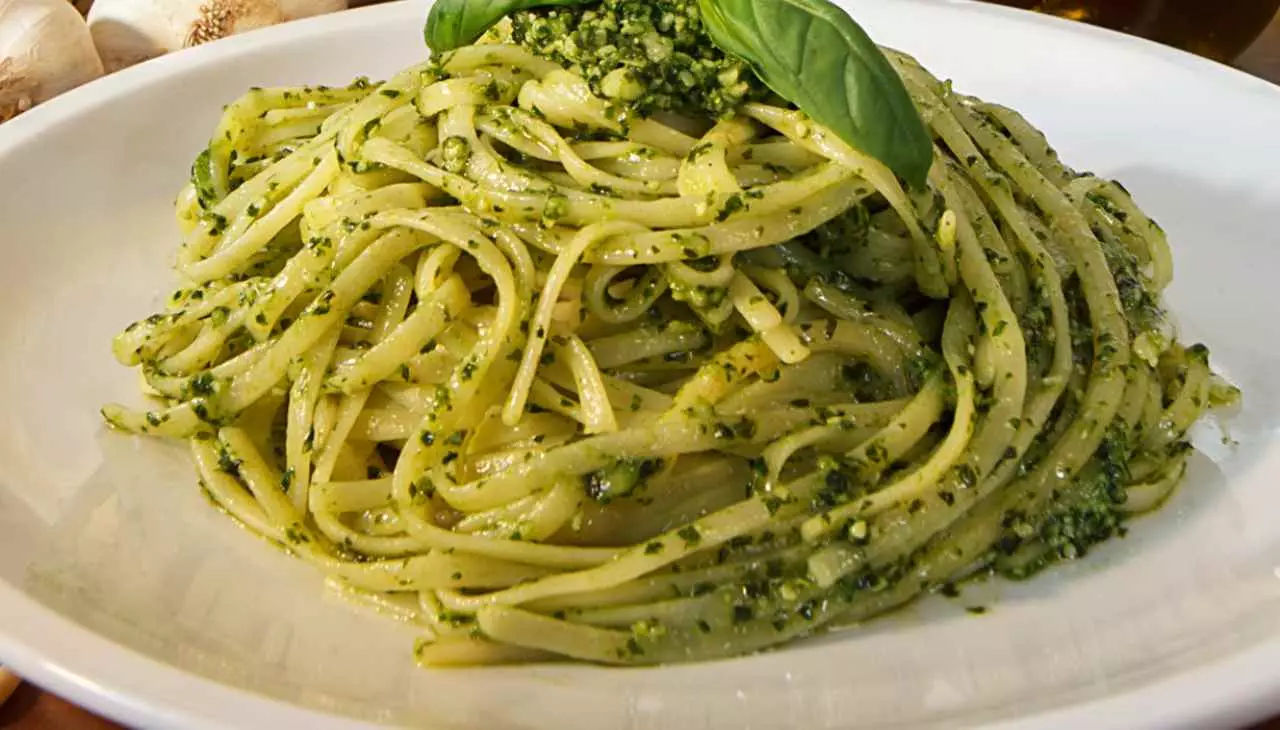 Pasta con pesto de verduras con frutos secos