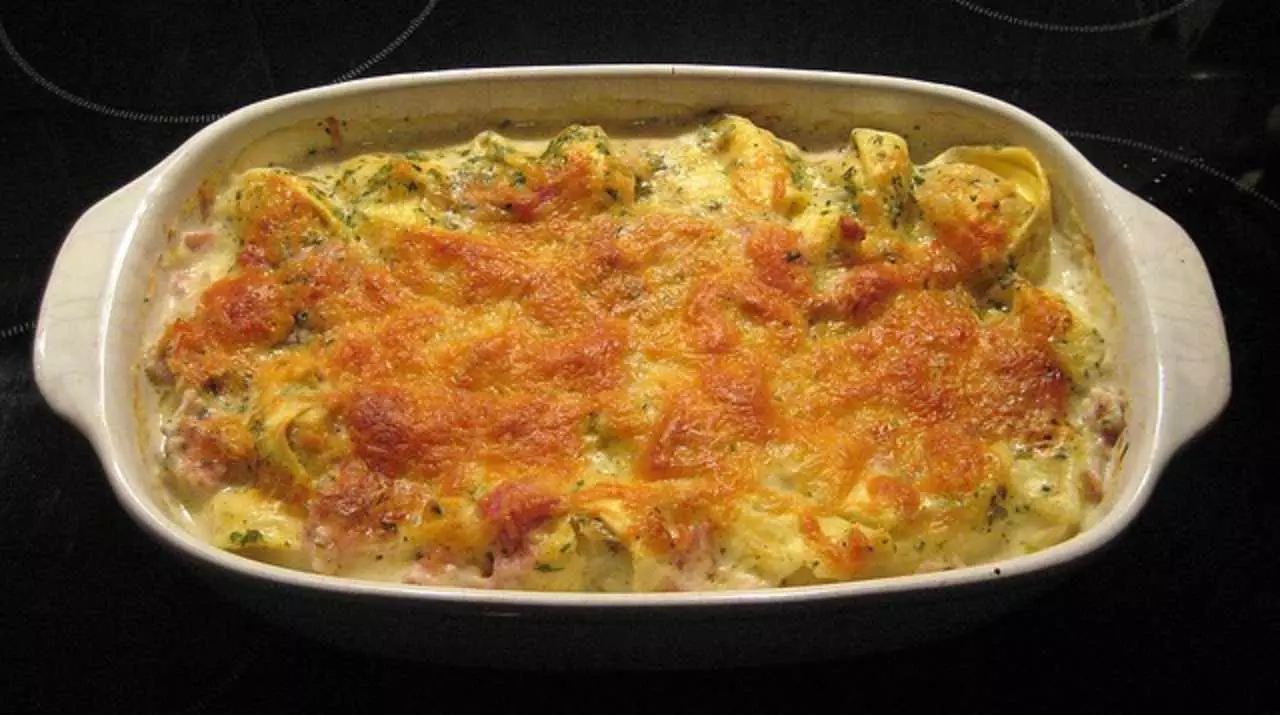 Tortellini ກັບຊອດ bechamel ແລະພິມສູດ ham baked