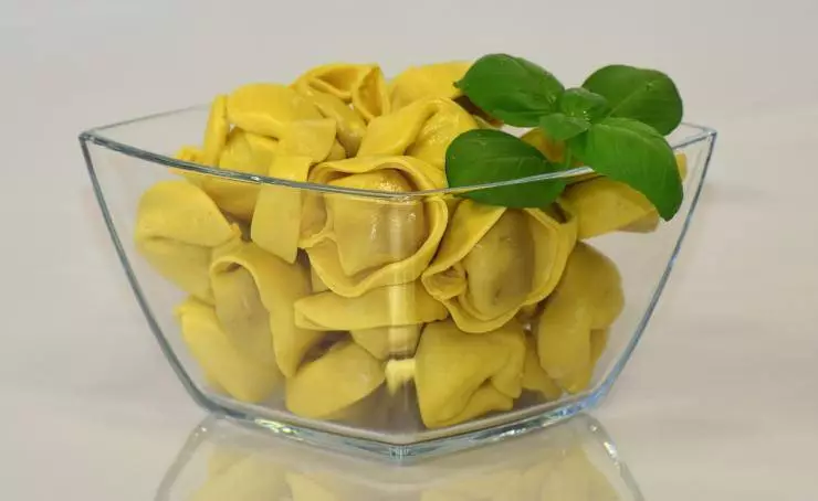 Tortellini bil-bechamel sauce u perżut moħmi riċetta stampata