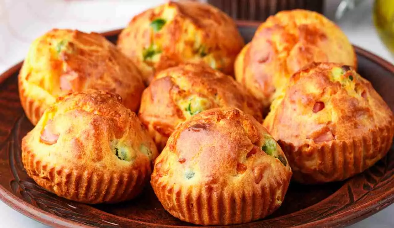 Suolaiset muffinit gorgonzolalla, herneillä ja keitetyllä AdobeStockilla