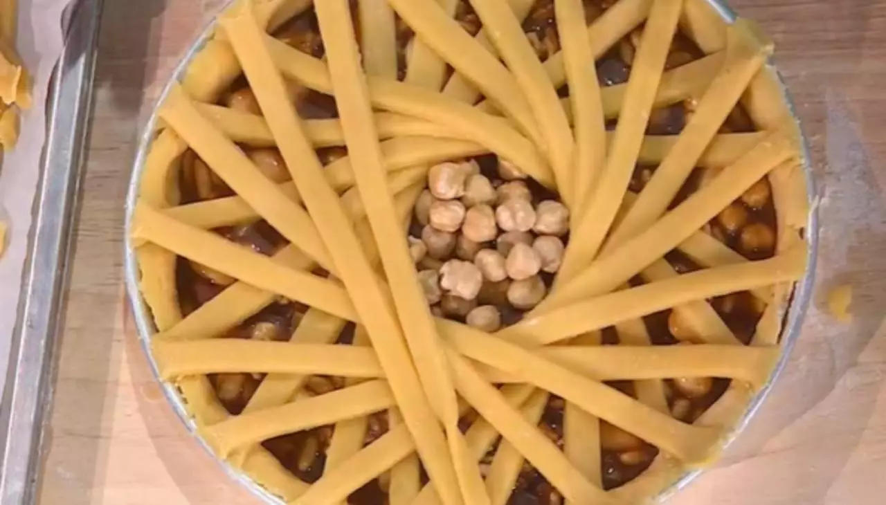 Paano gumawa ng isang eleganteng pasta sala-sala upang takpan ang mga tart | Recipe at pampaganda ni Natalia Cattelani