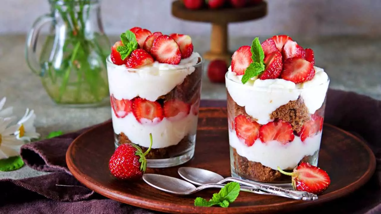Chokolade og jordbær dessert i krukke