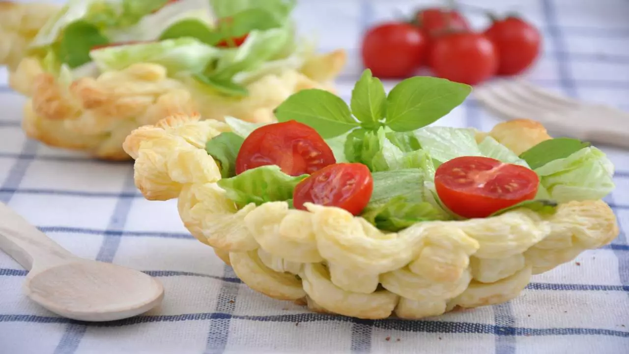 Puff pastry baskets with tomatoes