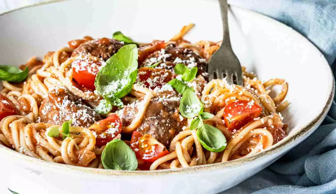 Spaghetti dan bakso dengan saus tomat | Sangat mudah dilakukan 24181_1