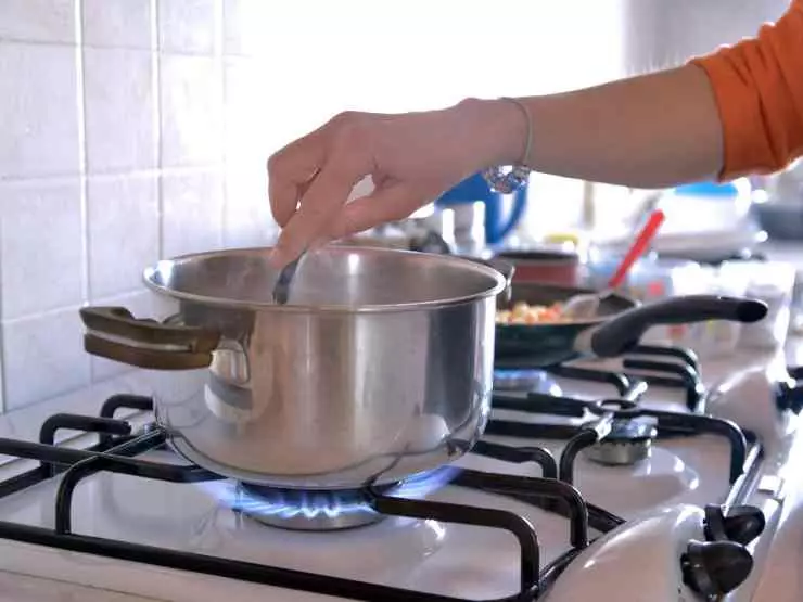 Spaghetti lan bakso karo saos tomat | Gampang banget kanggo nindakake 24181_3