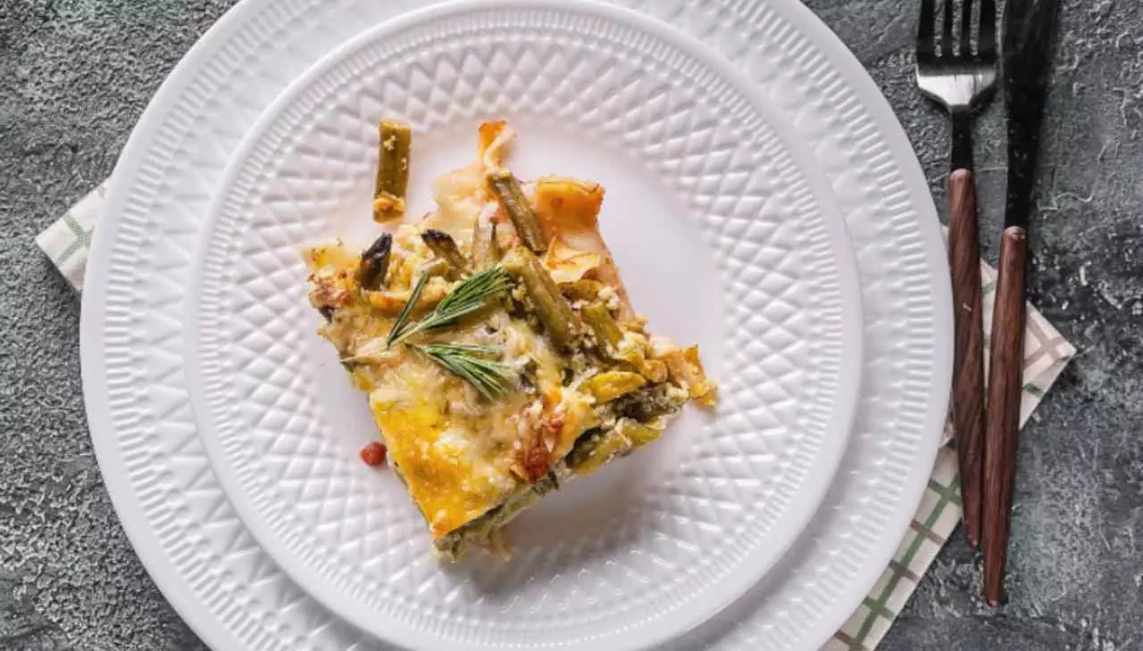 Lasagna dengan pesto dan keju stracchino dengan resipi kentang dan kacang hijau