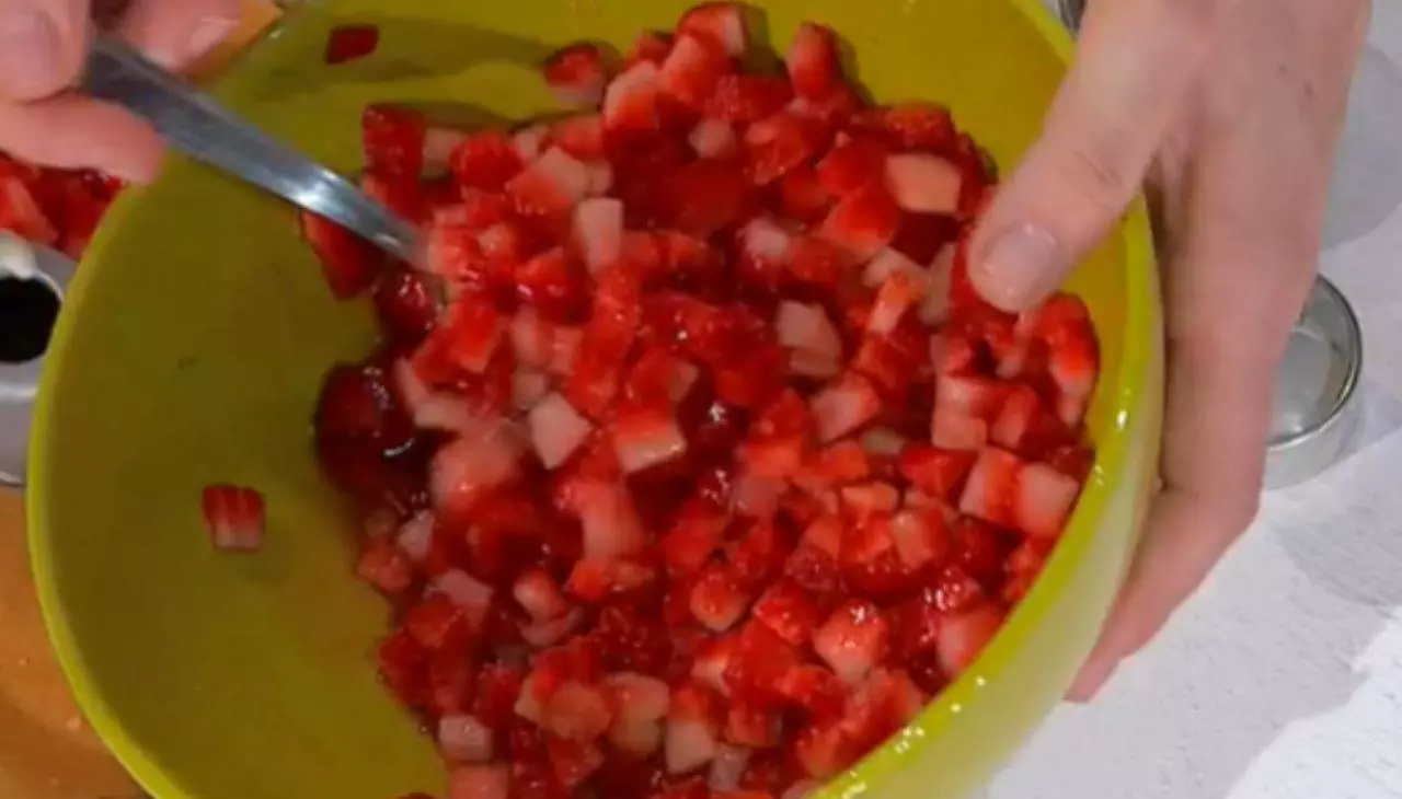 Bak komfyren med kokken Francesca Marsetti | Jordbær med sukker og sitron | 3 ingredienser, og dolcinoen er klar!