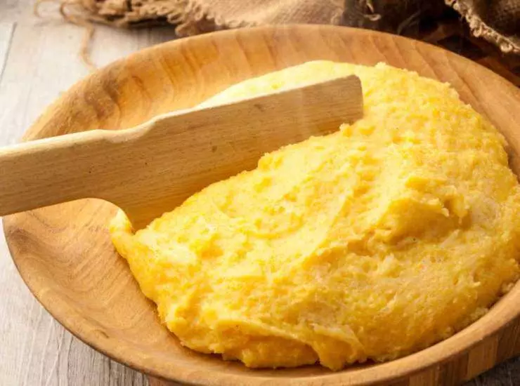 Polenta ቺፕስ, በምድጃ ውስጥ የበሰለ እና ጣፋጭ ዘንጎች 24310_2