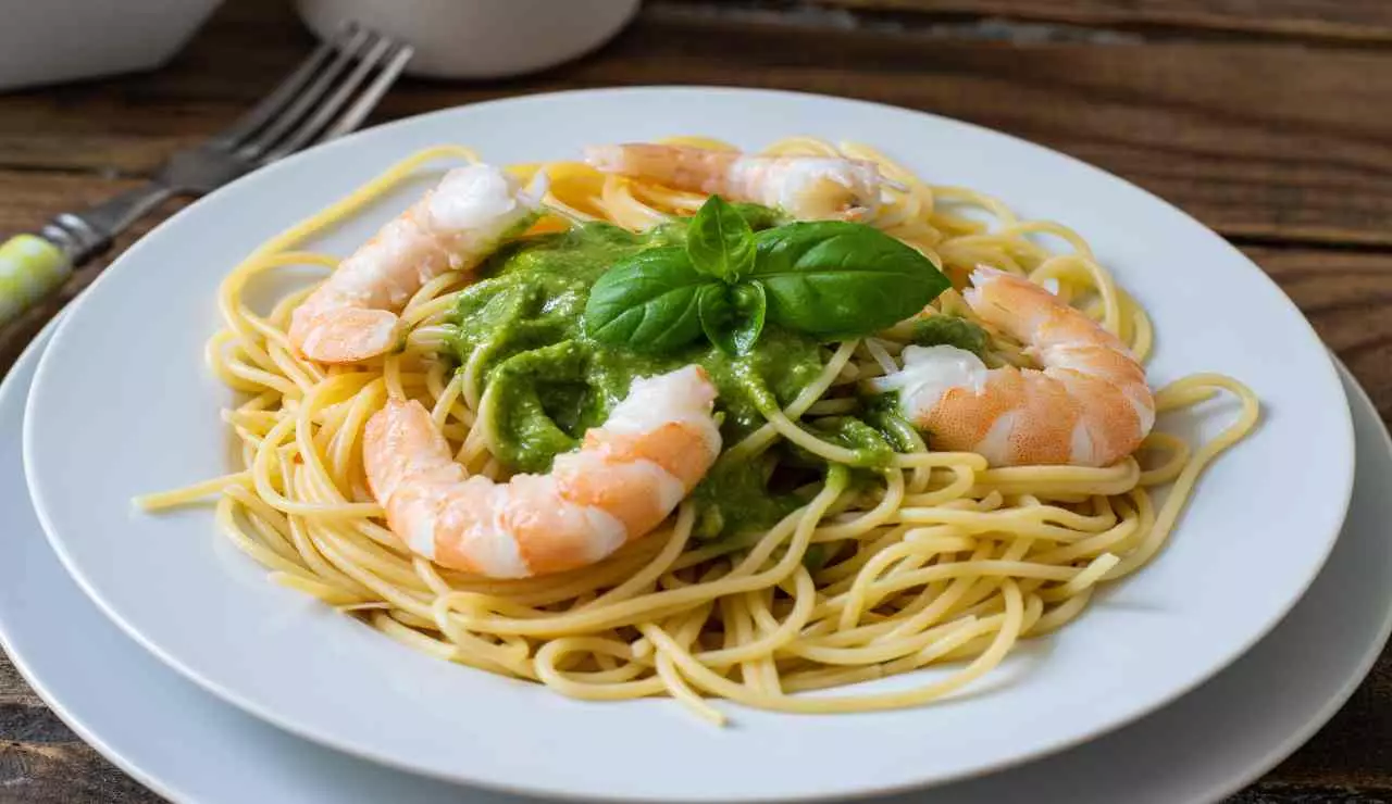 Spaghetti al Pesto mat Ricotta a Garnelen