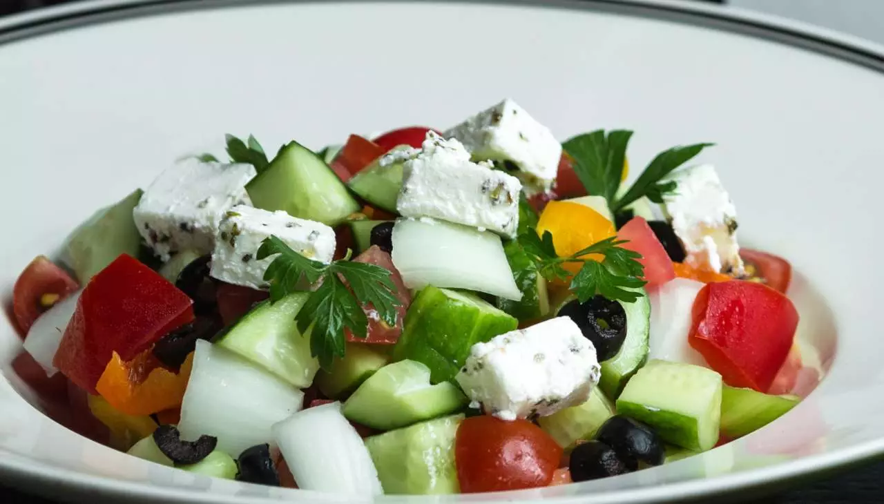 Salad konkonm ak feta grèk | Manje dwèt fre ak bon gou