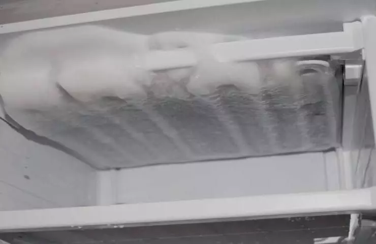 Замрзивач преплављен ледом