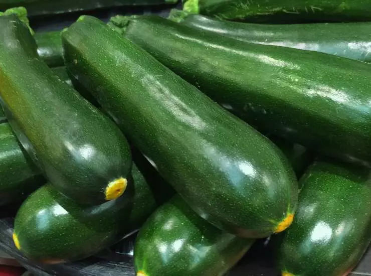 Eggplant ແລະ buckwheat zucchini ສະຫຼັດ, ສົດແລະມີລົດຊາດ 24455_3