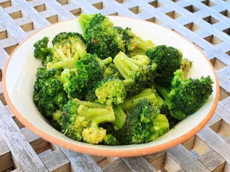 Fusilli karo kacang polong lan brokoli