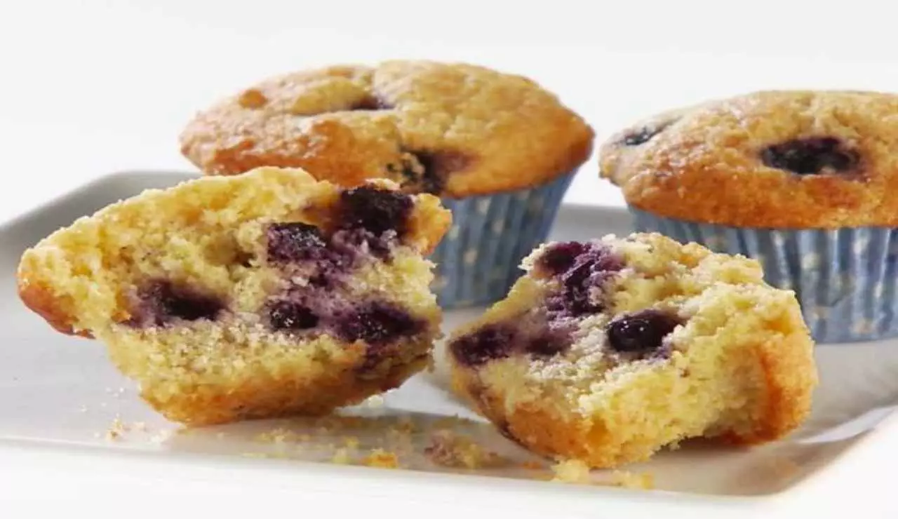Muffins kalapa wholemeal jeung blackberries
