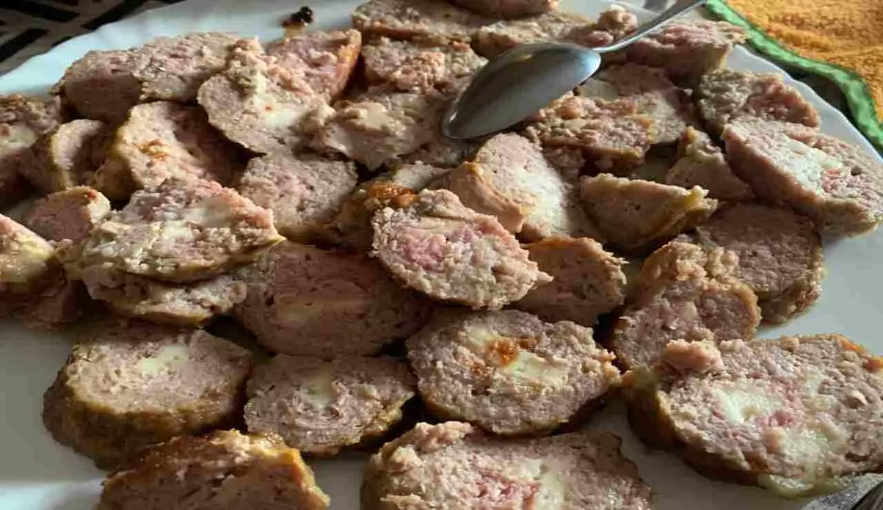 Kalfs- en kalkoengehaktbrood met gerookte provola en gekookte ham