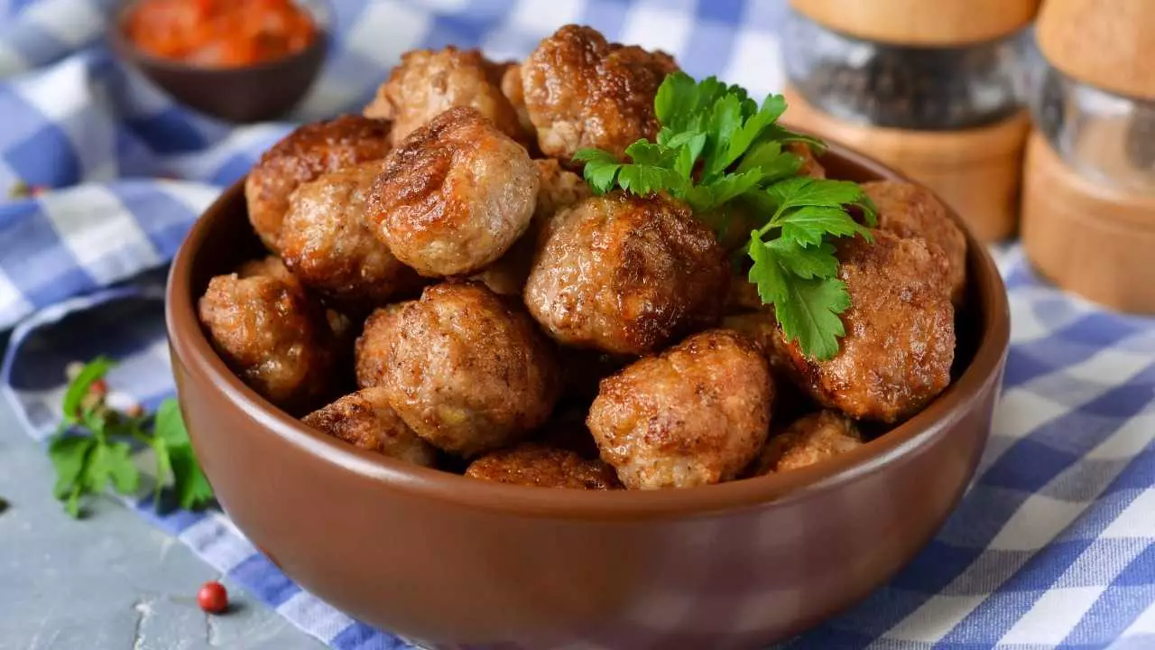 Meatballs mondeghili nrog daim siab mortadella