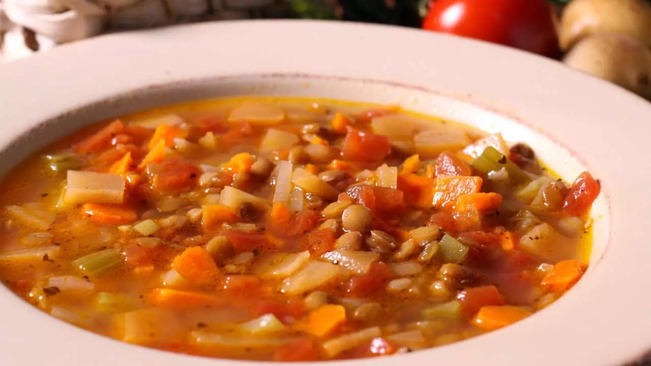 Sup labu dan lentil kekacang lazat dan sup sayur-sayuran