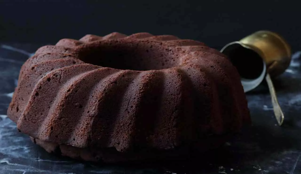 Großer und weicher Donut mit dunkler Schokolade und Vanille