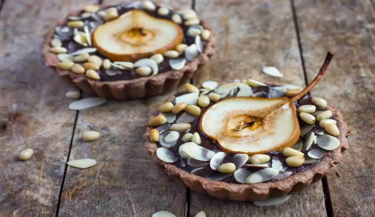 Tart coklat dengan pear dan kacang pain AdobeStock