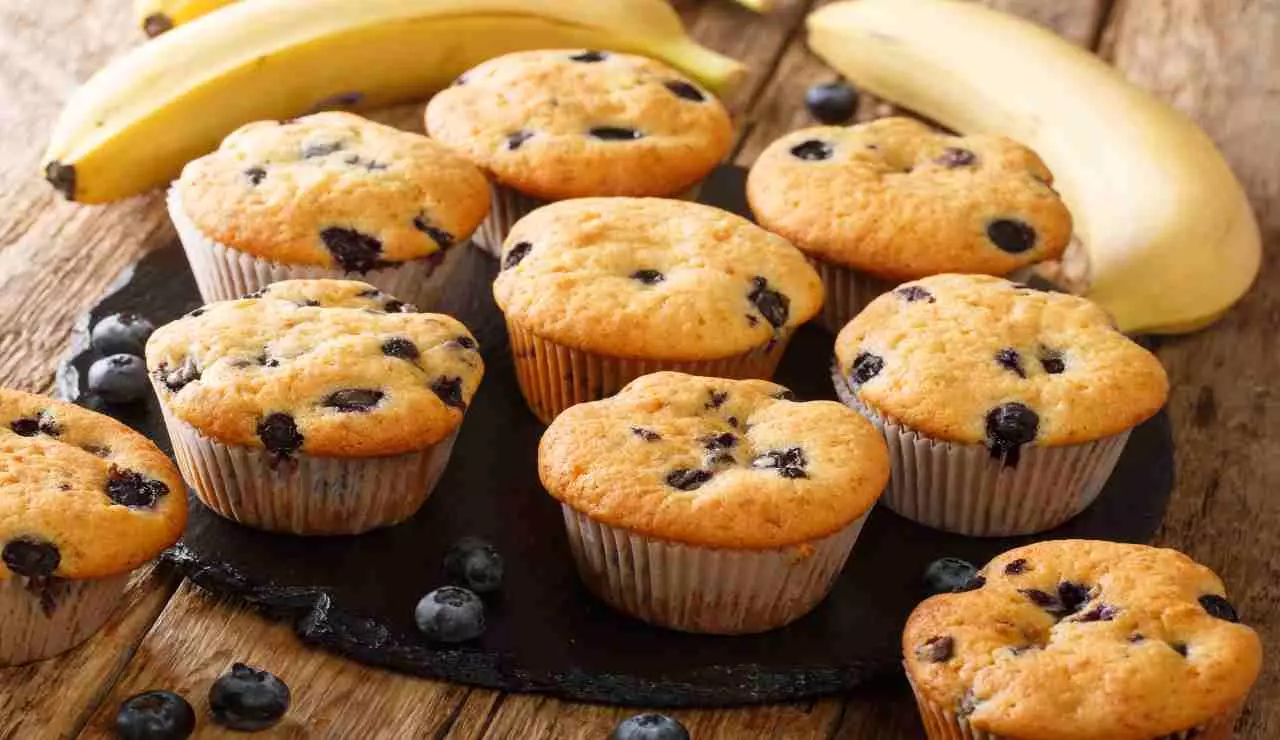 Vanilla muffins with banana and blueberries