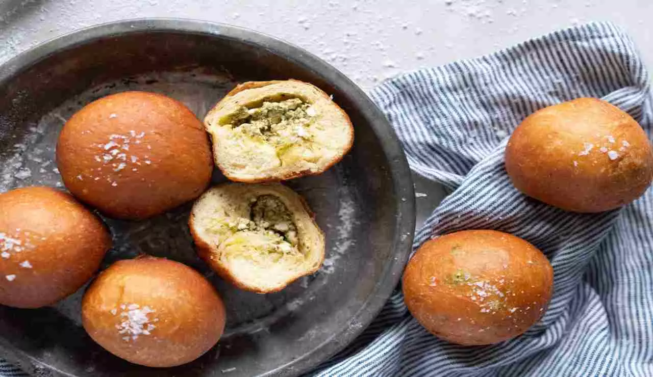 Donuts gaziak kalabazin eta feta pestoarekin