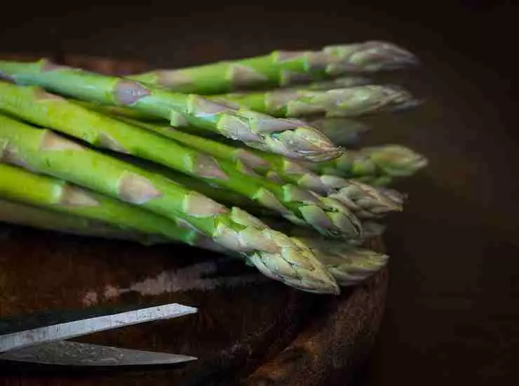 Pasta le asparagus, beacáin agus liamhás